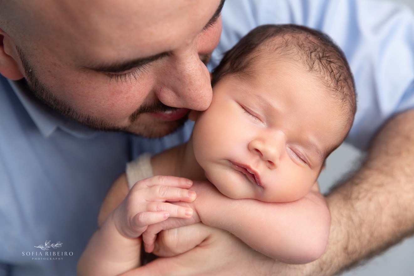 Newborn Photos with Parents - Sofia Ribeiro Photography